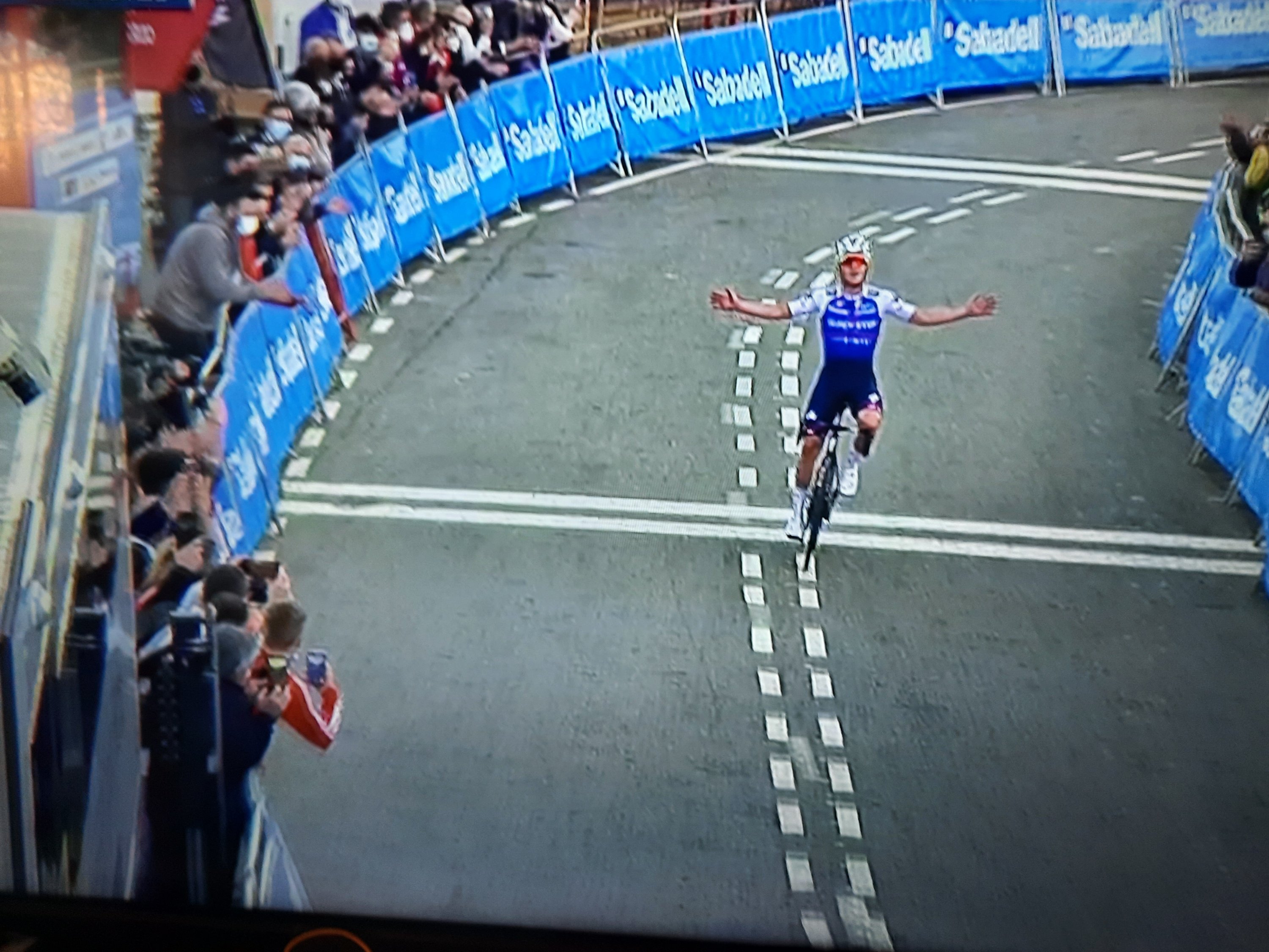 Evenepoel gana en solitario en Torralba del Pinar y se viste de líder ...