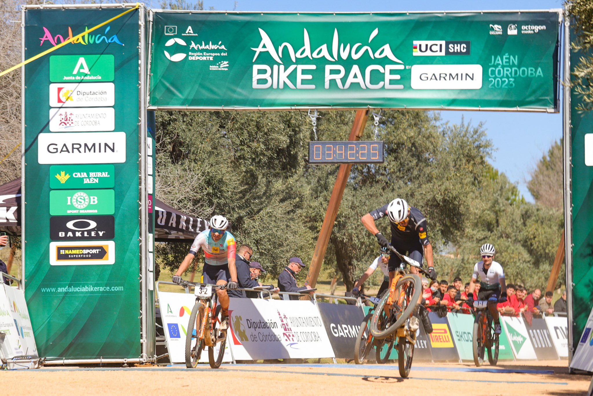 Victorias de Hugo Drechou y Enrique Morcillo y de Irina Luetzelschwab y ...