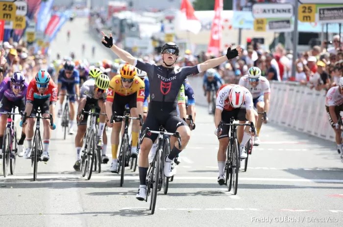 Arvid De Kleijn gana el último esprint de los Boucles de la Mayenne ...
