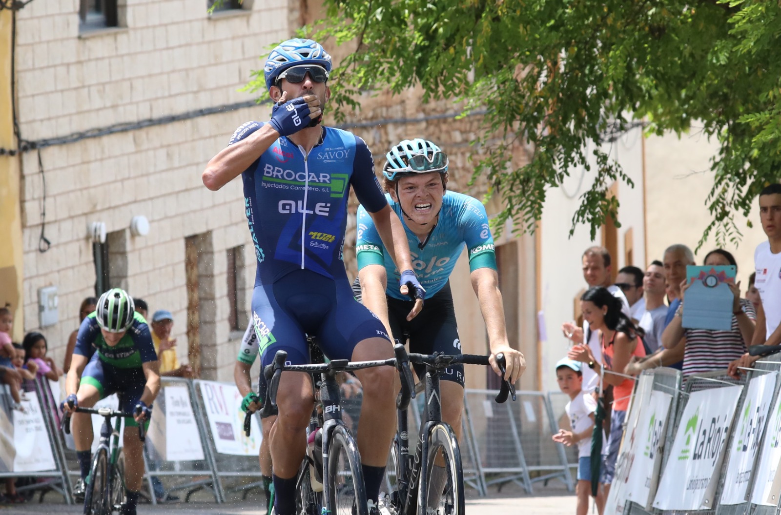 Pol Hervás conquista la Clásica de La Rioja, mira al cielo y dedica su ...