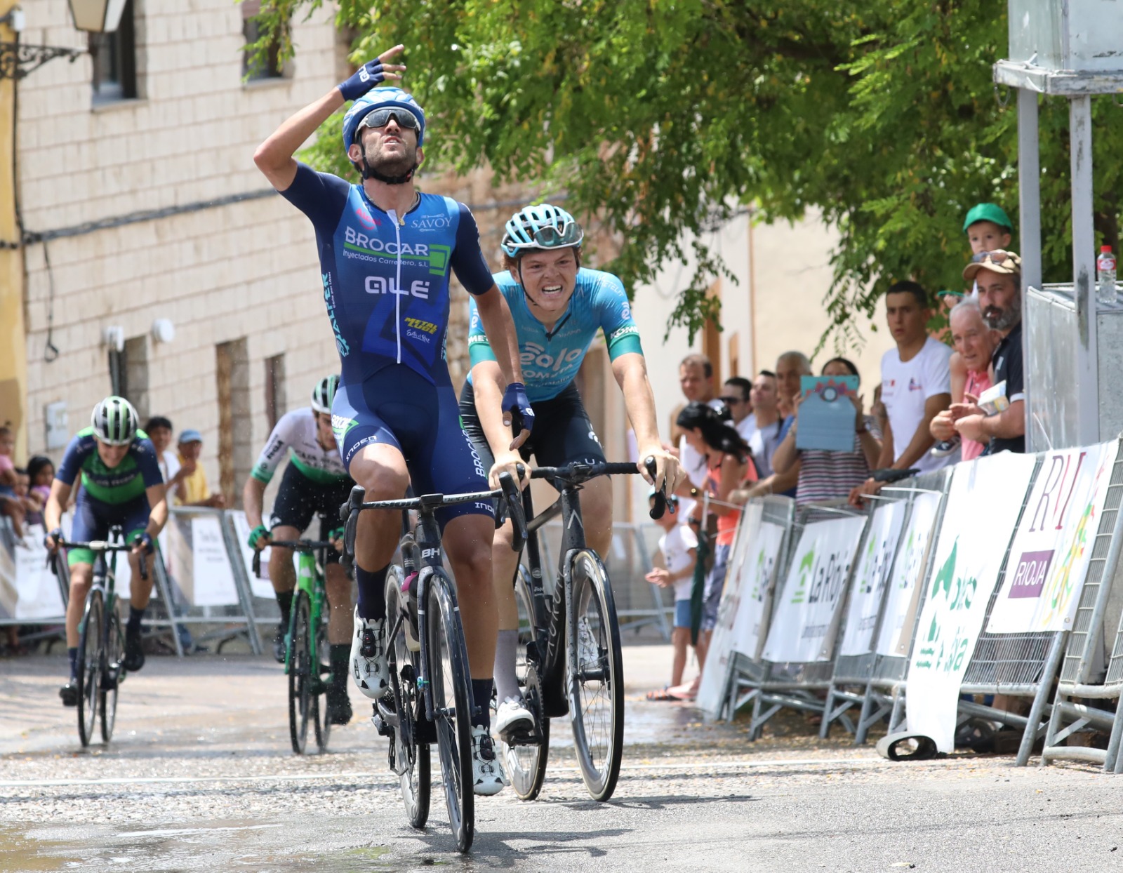 Pol Hervás conquista la Clásica de La Rioja, mira al cielo y dedica su ...