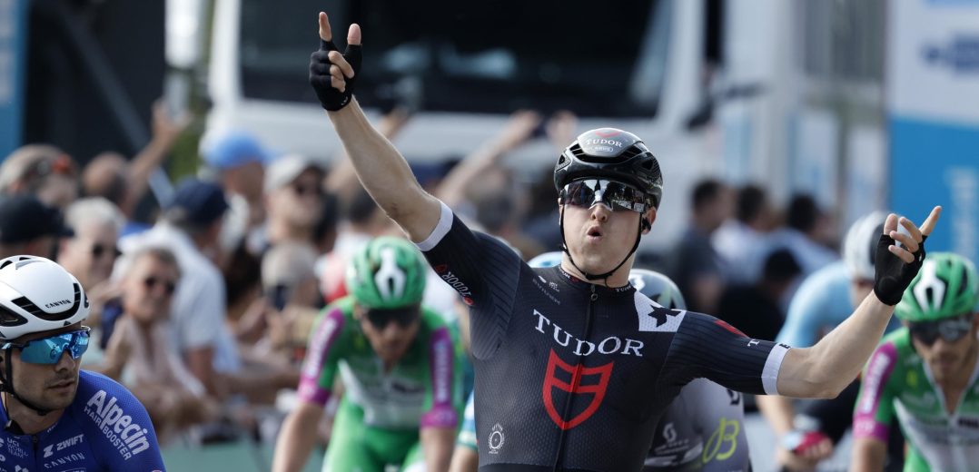 Arvid de Kleijn gana al esprint la tercera etapa y Olav Kooij sigue de ...