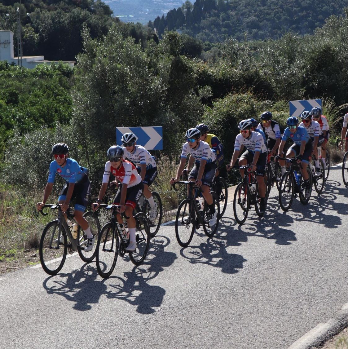 Primera toma de contacto del Ayuso Team UAE – ALICANTE Con el PLATO GRANDE