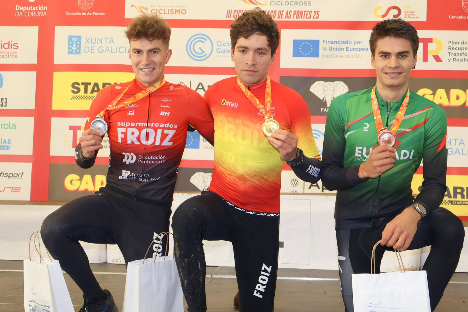 Sofía Rodríguez, Felipe Orts y Andrés Fernández, de color rojigualdo ...
