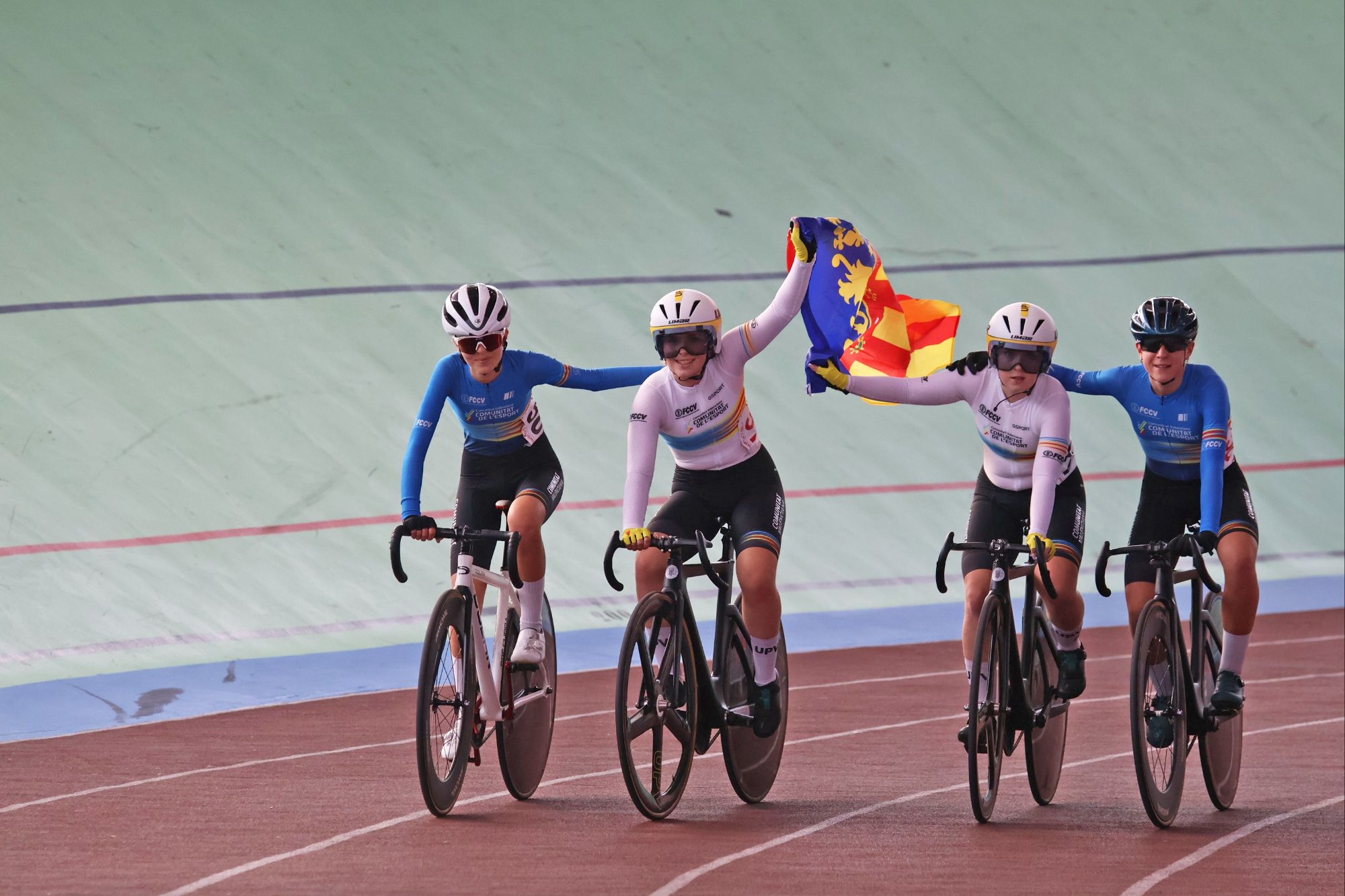 Amanda y Débora Miravet, campeonas de España Cadete de Madison ...