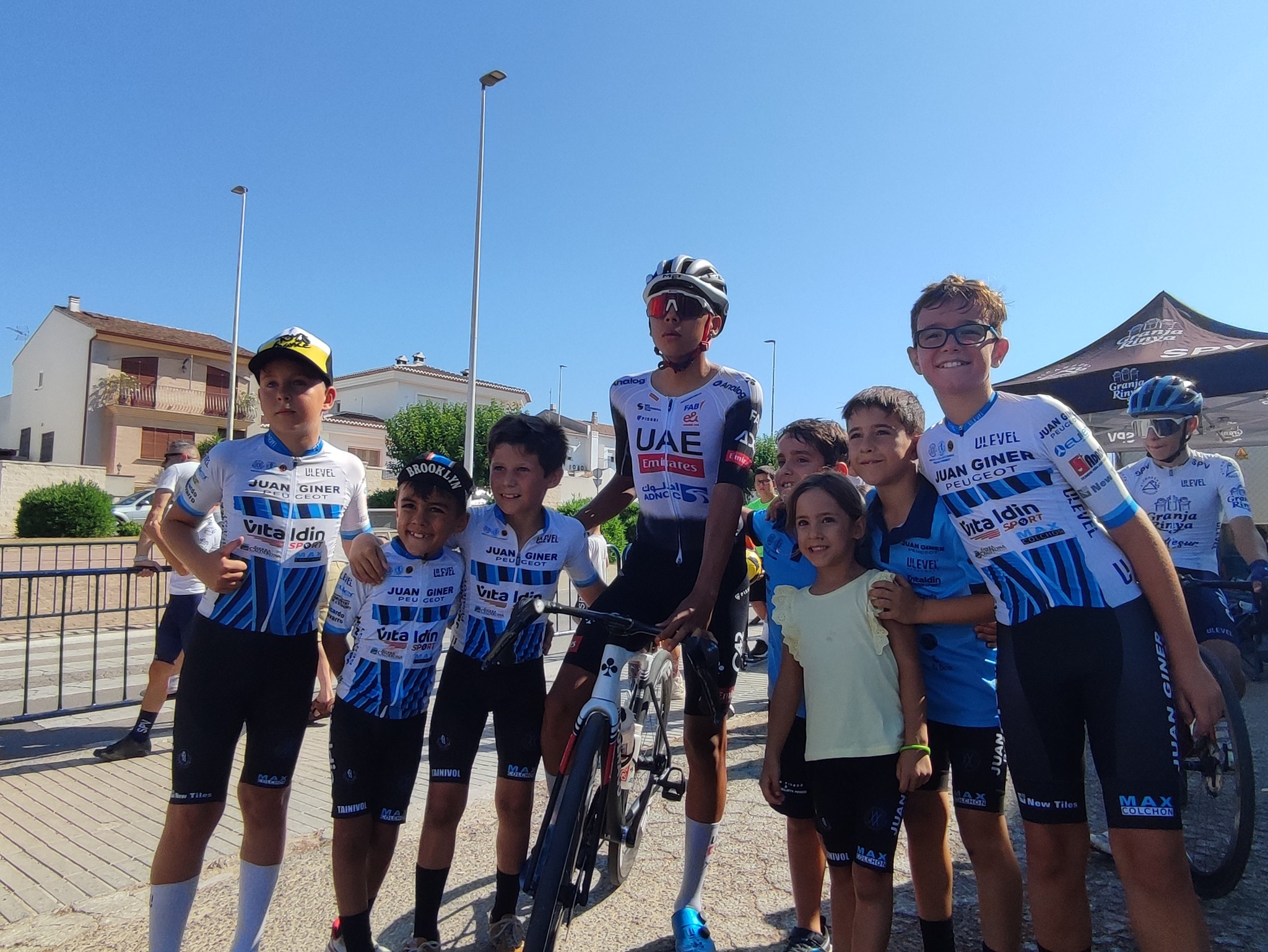 El corredor del UAE Emirates, Mateo Ramírez, se lleva las miradas del ...