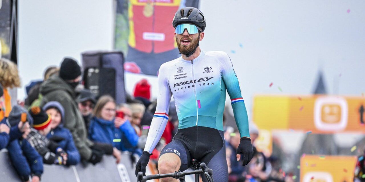Joris Nieuwenhuis gana el Exact Cross Heerderstrand y Felipe Orts ...